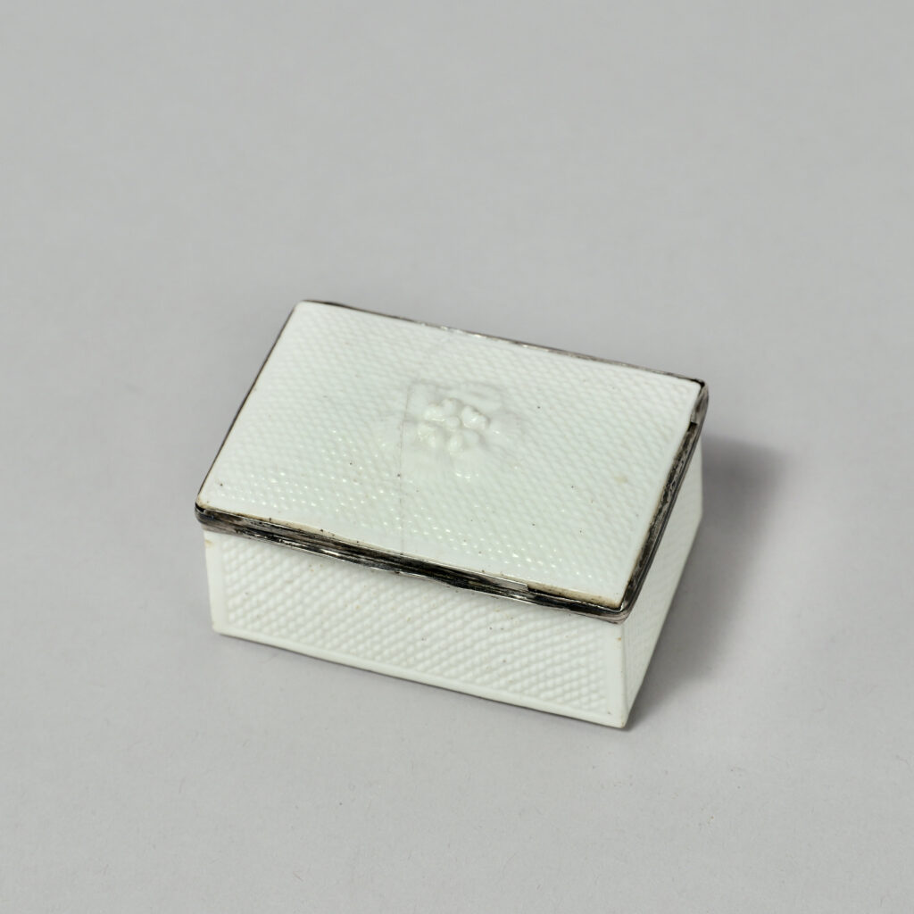 Soft-past porcelain box | Bastian Antiquités